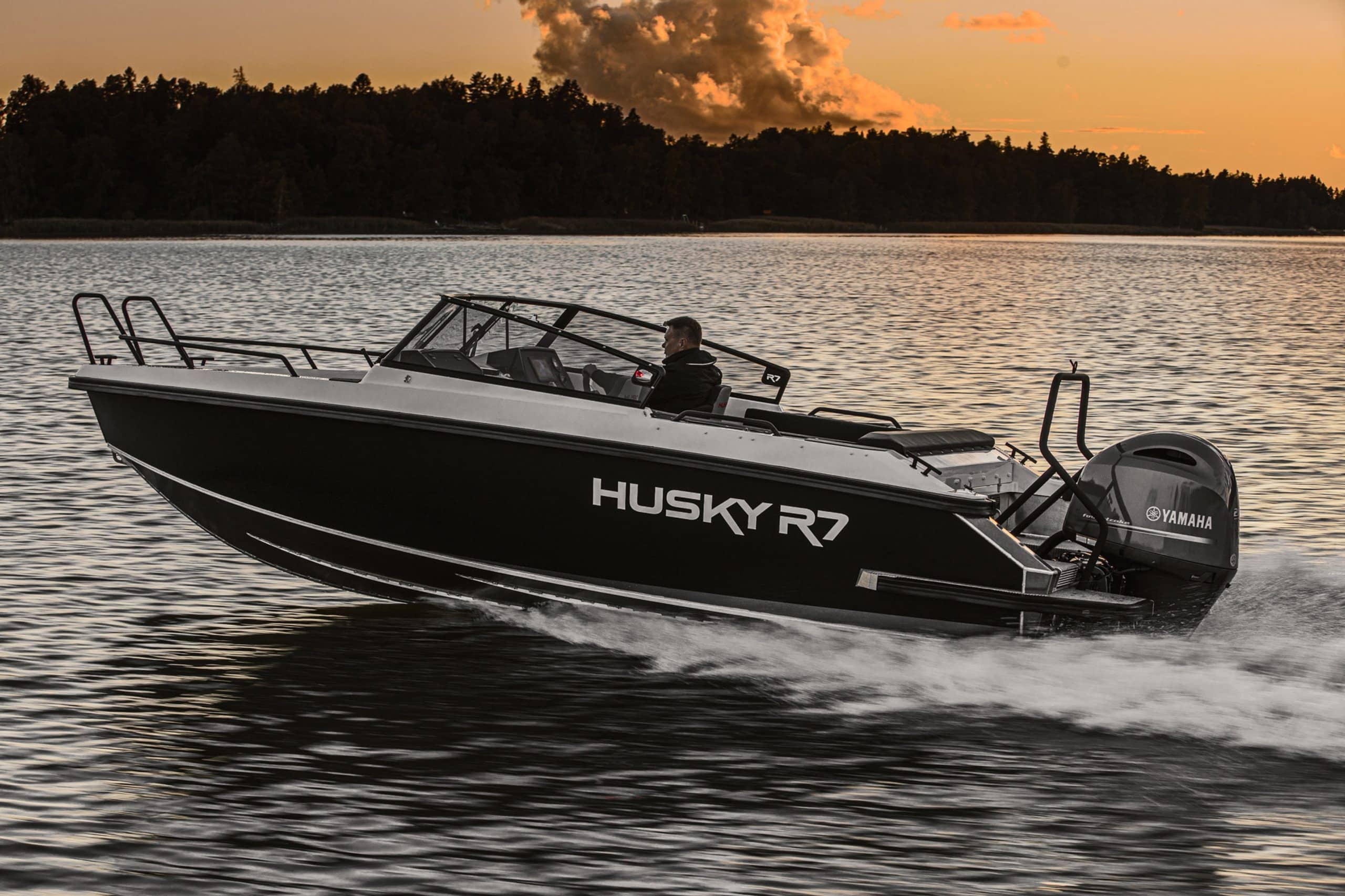 Husky R7 | Agapi Boat Club